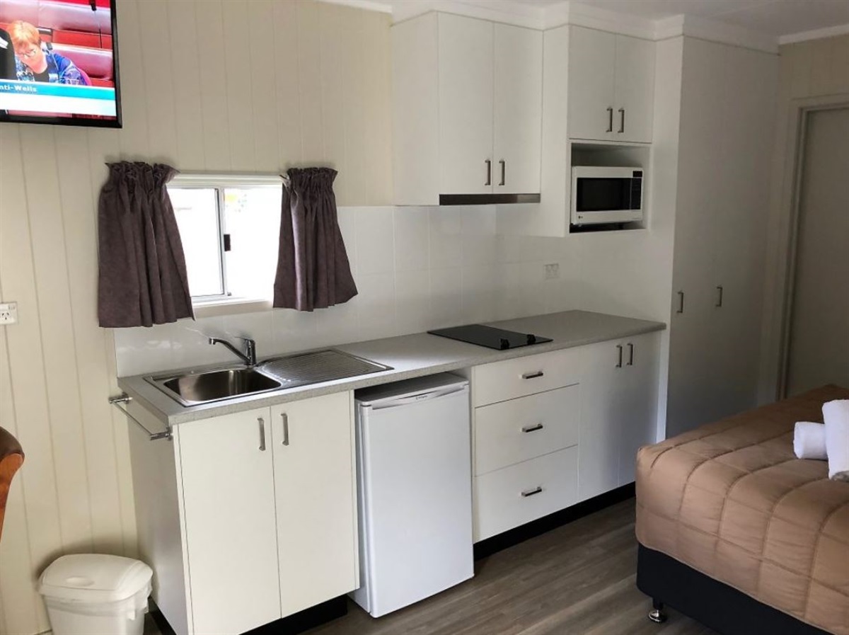 Studio Ensuite Cabin - Kitchen Cowra Van Park